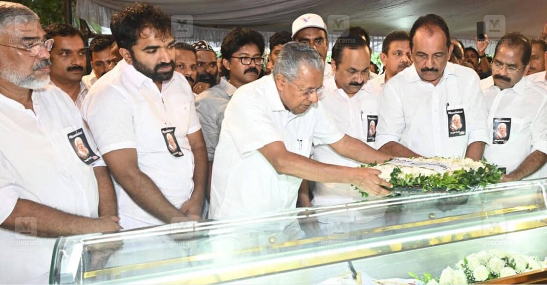 പി.പി.തങ്കച്ചന് ആദരാഞ്ജലിയർപ്പിച്ച് മുഖ്യമന്ത്രിയും പ്രതിപക്ഷ നേതാവും ...