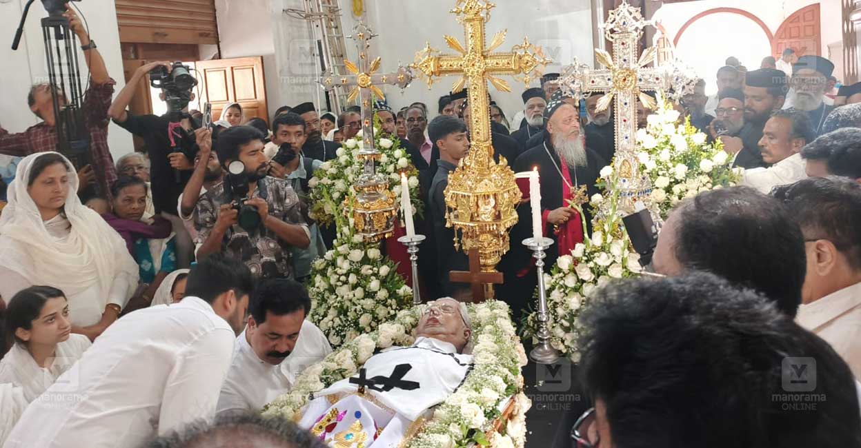 പി.പി.തങ്കച്ചന് നാട് വിടനൽകി; സംസ്കാരം അകപ്പറമ്പിലെ ഇടവകപ്പള്ളിയി ...