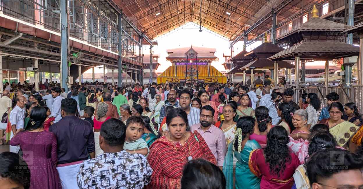 ശ്രീകൃഷ്ണജയന്തി ദിനത്തിൽ ഗുരുവായൂർ ക്ഷേത്രത്തിൽ ദർശനത്തിനായി വൻതിരക്ക് ...