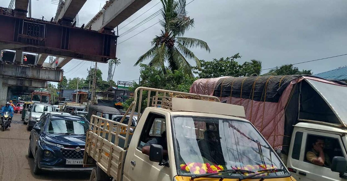 ഓണം ആഘോഷിക്കാൻ ഇറങ്ങി റോഡിൽപെട്ടു; അരൂരിൽ രാത്രി വൈകിയും ...