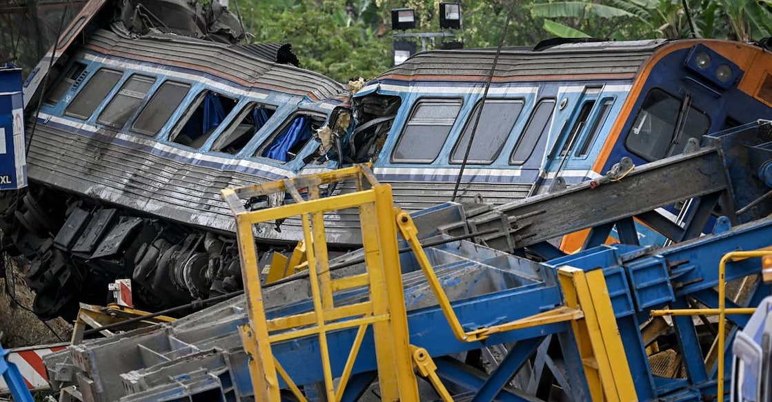 ഓടികൊണ്ടിരുന്ന ട്രെയിനിനു മുകളിലേക്ക് ക്രെയിൻ വീണ് 28 മരണം - Crane ...