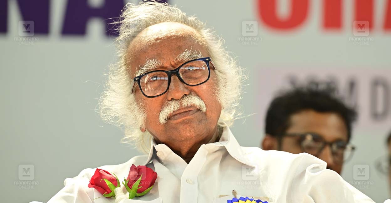 റിപ്പബ്ലിക് ദിന ചടങ്ങിനിടെ മന്ത്രി കടന്നപ്പള്ളി രാമചന്ദ്രൻ കുഴഞ്ഞുവീണു ...