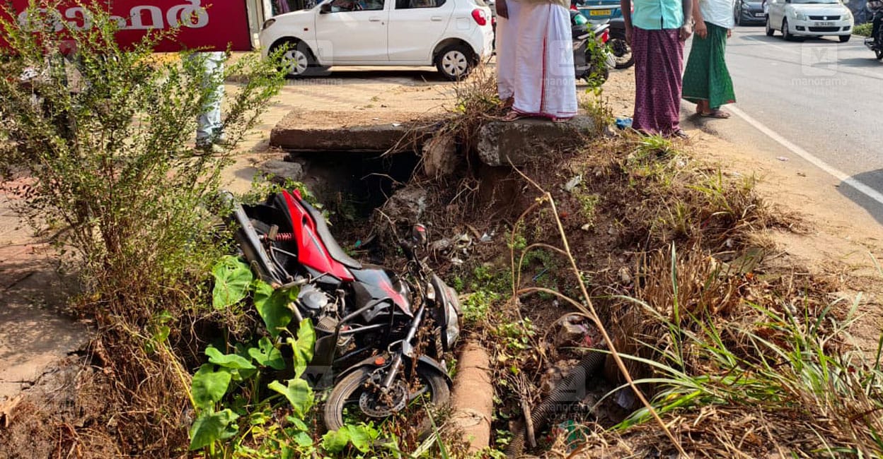 തൊടുപുഴയ്ക്കടുത്ത് മുതലക്കോടത്ത് റോഡരികിലെ കുഴിയിൽ വീണ് ബൈക്ക് ...