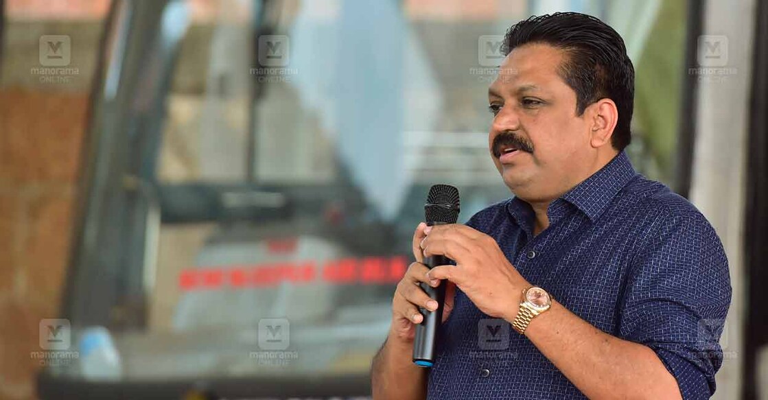 മുൻ ഡിജിപി ടോമിൻ ജെ.തച്ചങ്കരി | സ്വകാര്യ കാറിൽ നക്ഷത്ര ചിഹ്നമുള്ള ബോർഡ് ...