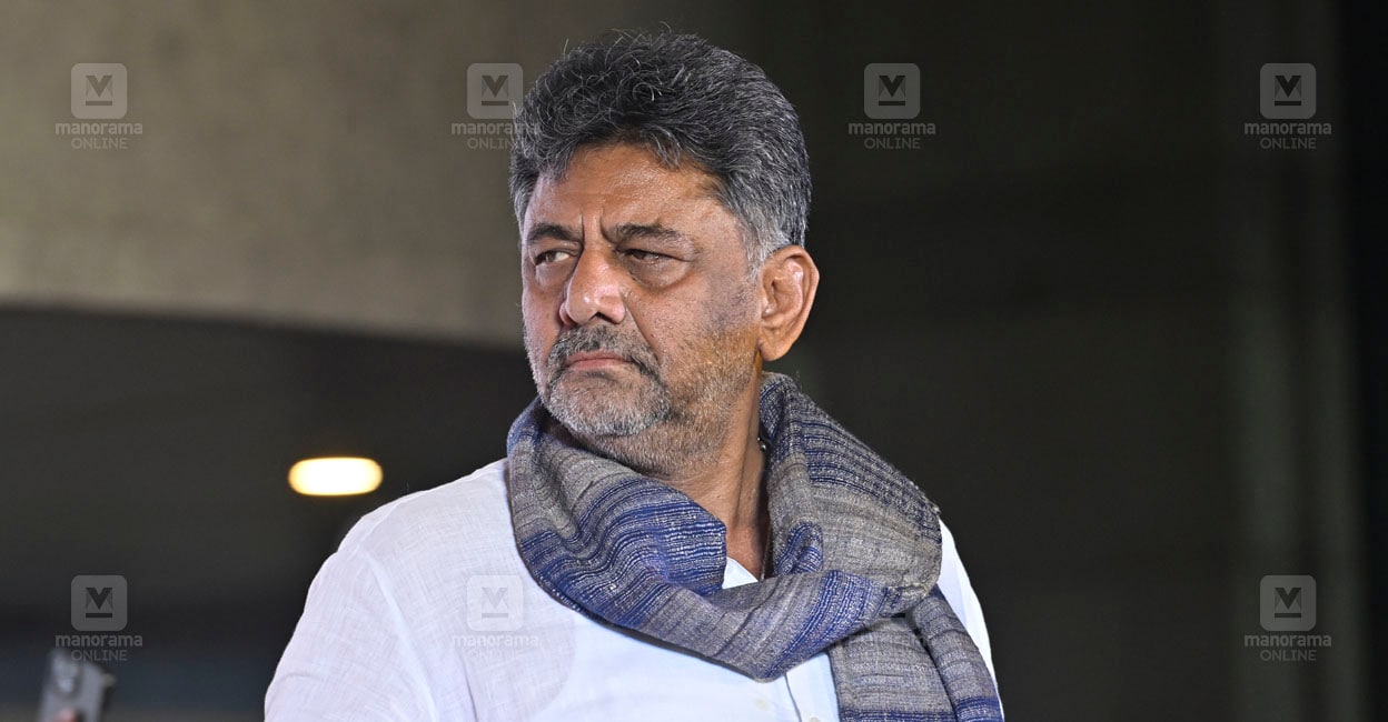 ഡി.കെ. ശിവകുമാറിനെ അനുകൂലിച്ച് പോസ്റ്ററുകൾ, കർണാടകയിലും മുഖ്യമന്ത്രി ത ...