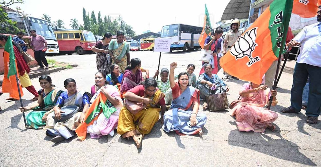 ‘സ്ത്രീകളുടെ വോട്ട് വാങ്ങി അവരെ വഞ്ചിക്കുന്നു’; ബസിൽ സൗജന്യ യാത്ര ...