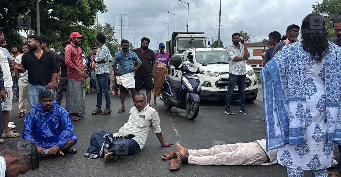 തോടുകൾ നികത്തി; വീടുകളിൽ വെള്ളക്കെട്ട്; ആലപ്പുഴ ബൈപാസ് ഉപരോധിച്ച് ...