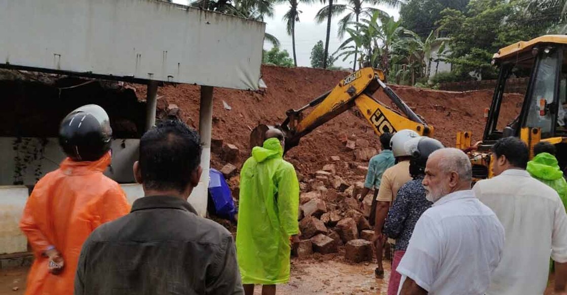 കാസര്‍കോട് വീടിന്റെ മതിലിടിഞ്ഞു; സഹോദരങ്ങൾക്ക് ദാരുണാന്ത്യം | Two ...