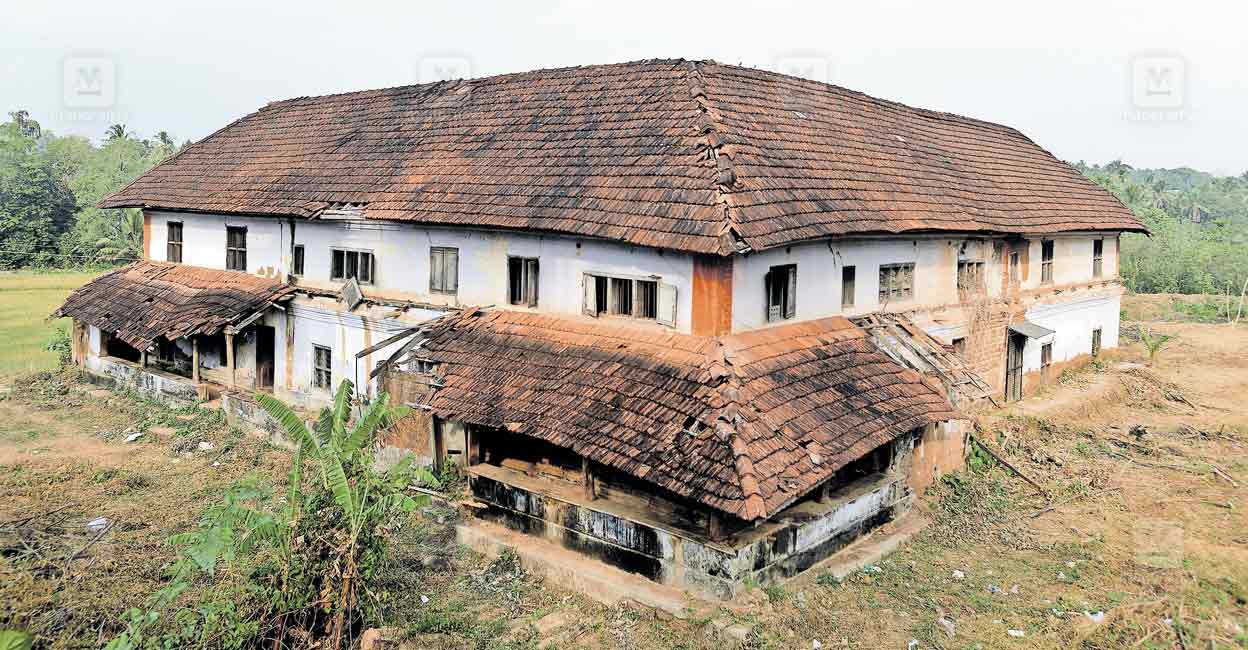 നാട്ടിലേക്കുള്ള വഴി: മണ്ണാർക്കാട്ടെ മൂപ്പിൽ നായർ തറവാട് വെറും ഒരു ...