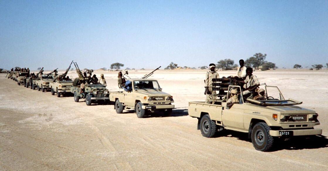 പോർവിമാനങ്ങളെ തോൽപിച്ച പിക്കപ്പുകൾ – How Toyota Cars Defeated Tanks And Aircrafts | Toyota War ...