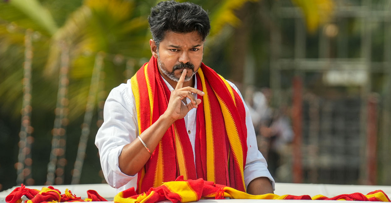 കരൂർ ദുരന്തം: ബന്ധുക്കളെ പിന്തുണയും സഹായവും വാഗ്ദാനം ചെയ്ത് വിജയ് ...