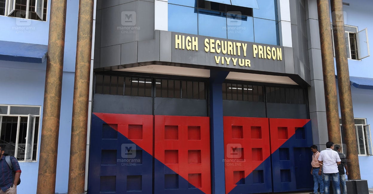 ഏകാന്ത തടവ്, ഭക്ഷണം കഴിക്കാൻ പോലും പുറത്തിറക്കില്ല; ആയുധധാരികളായ ഗാർഡും ...