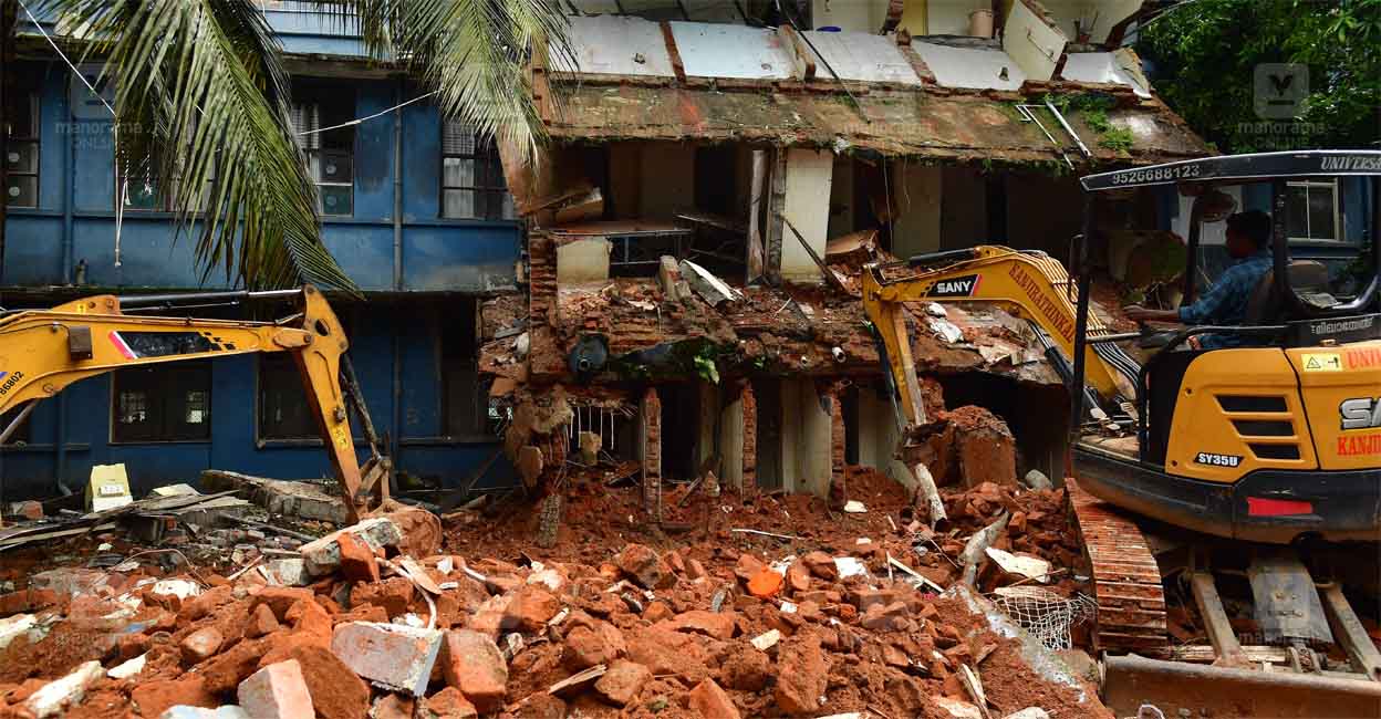 തകര്‍ന്നത് പുരാതന കെട്ടിടം ഭീതിയുടെ മണിക്കൂറുകൾ - Kottayam Medical ...