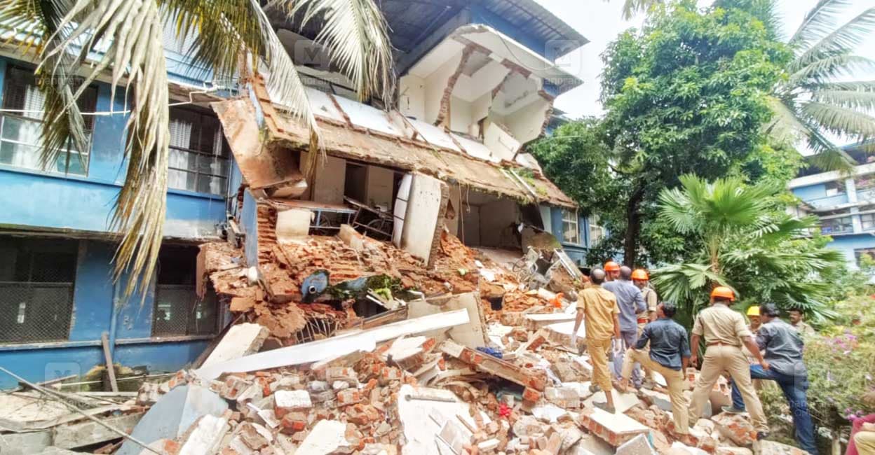 തകർന്നത് കോട്ടയം മെഡിക്കൽ കോളജിലെ ഭാർഗവീനിലയം - Kottayam Medical ...