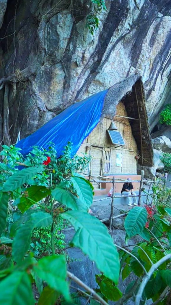 വനമുത്തശ്ശിയുടെ കുടിലിനുള്ളിലെ കാഴ്ചകൾ
