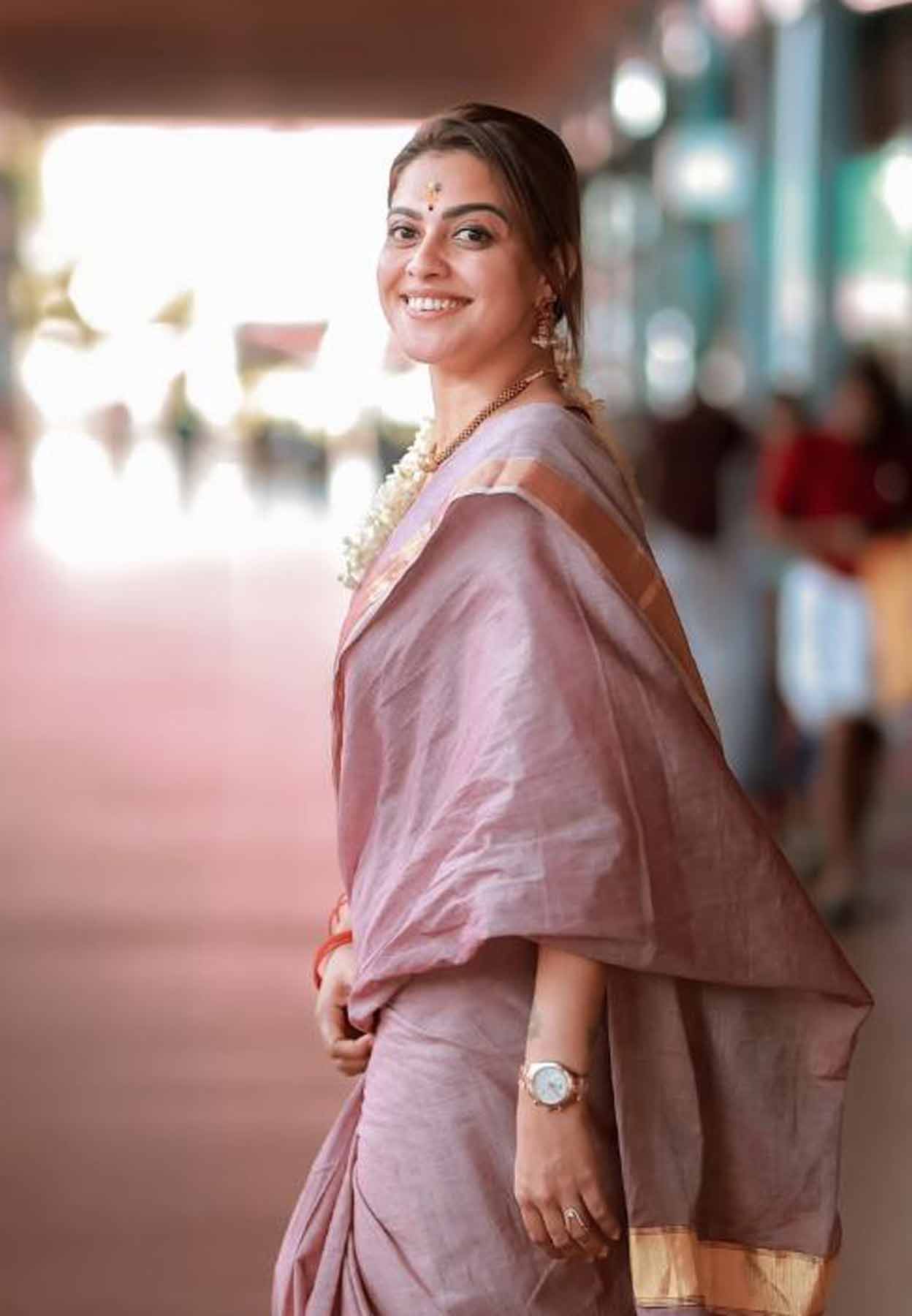 ‘മാന്യമായ വസ്ത്രധാരണം, കൂടുതൽ സുന്ദരിയായി; ചിലർ കണ്ടുപഠിക്കണം!’ ട്രഡീഷണൽ ലുക്കിൽ അനുശ്രീ ...