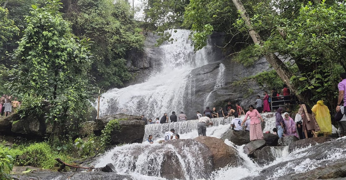 മഴ കനത്തു; നിറഞ്ഞൊഴുകി അരീക്കൽ വെള്ളച്ചാട്ടം - അരീക്കൽ | വെള്ളച്ചാട്ടം | എറണാകുളം | യാത്ര ...