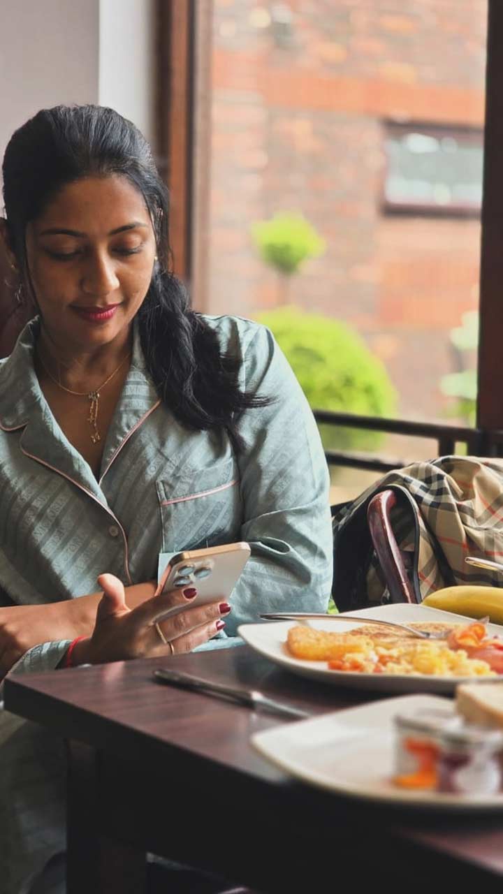 മഴയില്‍ കുതിര്‍ന്ന ലണ്ടന്‍, ചോക്ലേറ്റ് സ്ട്രോബെറിയുടെ മധുരം; യാത്രാ വിശേഷങ്ങളുമായി നവ്യാ നായ ...