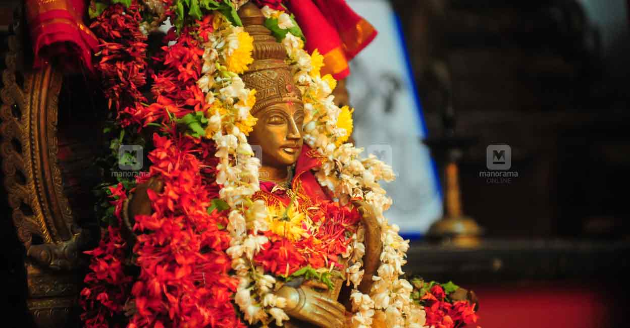 പൂജവയ്പ് എന്ന്? എന്തുകൊണ്ട് രണ്ടഭിപ്രായം? - How to do Pooja Veppu ...