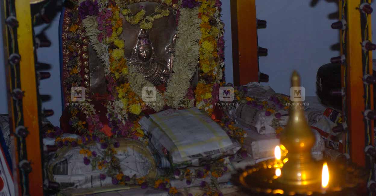 പൂജവയ്പ് എന്ന്? എന്തുകൊണ്ട് രണ്ടഭിപ്രായം? - How to do Pooja Veppu ...