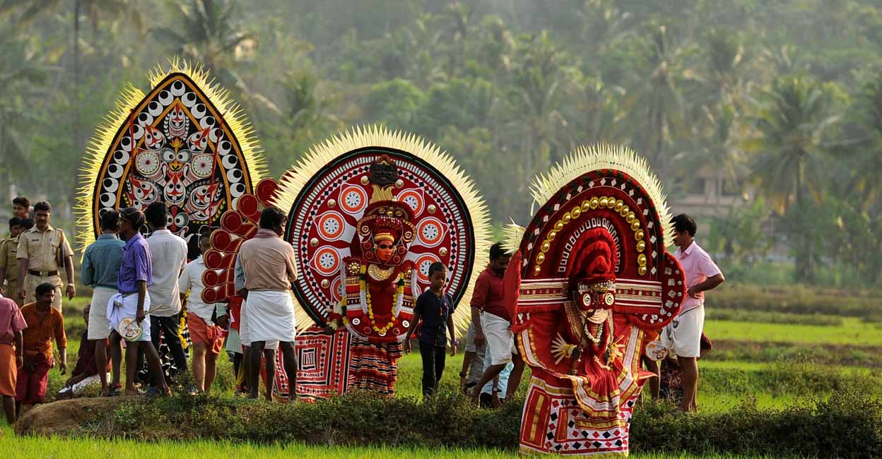 മൺമറഞ്ഞുപോയവരുടെ കഥ പറയുന്ന കോലങ്ങൾ | About Thirayattam in Kerala ...