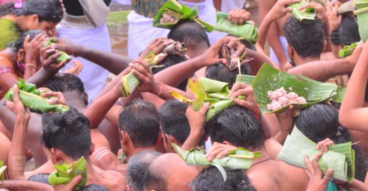 കർക്കടക വാവ് ബലി ഇടേണ്ടതെങ്ങനെ? പിതൃക്കളെ ക്ഷേത്രങ്ങളിൽ സമർപ്പിച്ചവ ...