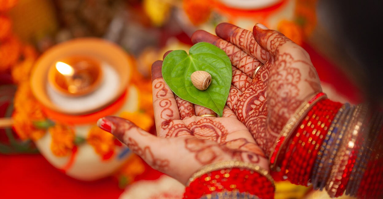 ദക്ഷിണ സമർപ്പിക്കേണ്ടത് എങ്ങനെ? വെറ്റിലയുടെ ഗുണങ്ങളും വിശ്വാസവും ...