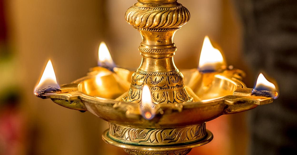 വീട്ടിൽ നിലവിളക്ക് കൊളുത്തുന്നത് മുടങ്ങിയാല് ദോഷമോ? ശ്രദ്ധിക്കേണ്ട ... വീട്ടിൽ നിലവിളക്ക് കൊളുത്തുന്നത് മുടങ്ങിയാല് ദോഷമോ? ശ്രദ്ധിക്കേണ്ട ...