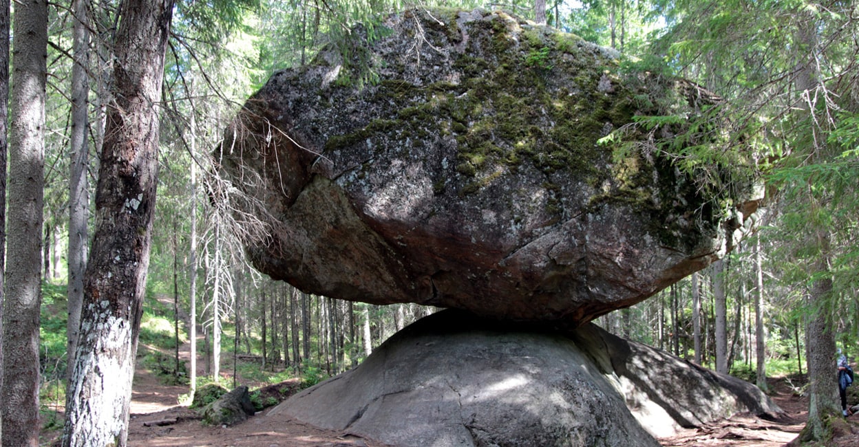 ഒരു പാറയുടെ മുകളിൽ തൊട്ടിരിക്കുന്ന മറ്റൊരു പാറ! കുമ്മാക്കിവി എന്ന ...