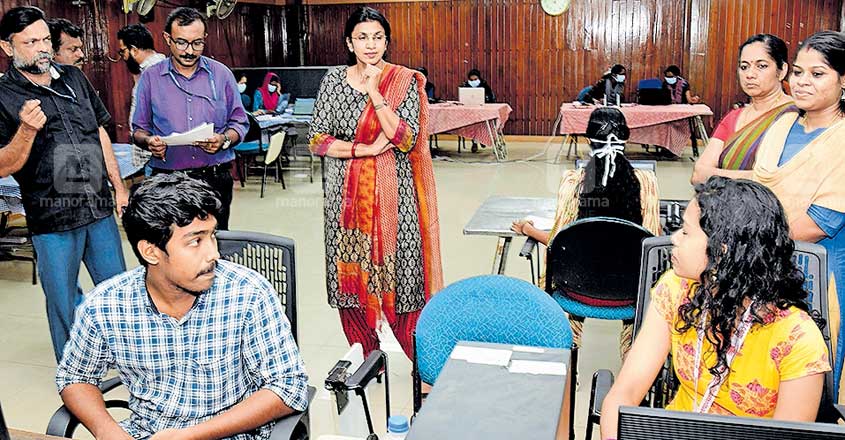 വീടുകളിൽ നിരീക്ഷണത്തിലുള്ളവരെ നോക്കാൻ കണ്ണിമചിമ്മാതെ കൺട്രോൾ റൂം