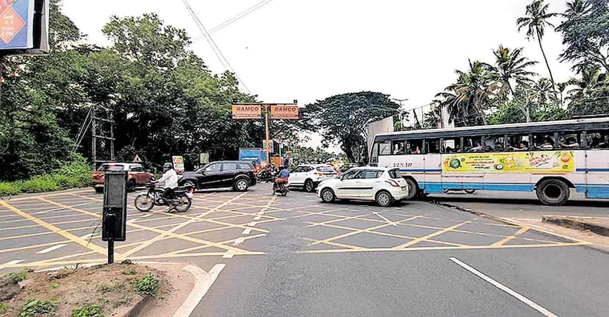 ഒരു സിഗ്നൽ, ഒരായിരം ജീവന്റെ വില; ഒറ്റപ്പുന്ന, തങ്കി ജംക്‌ഷനുകളി ...