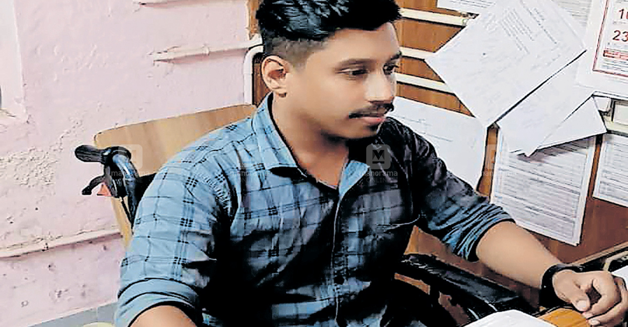 അജിത്കുമാർ അഥവാ, അതിജീവനം; ശാരീരിക പരിമിതികൾ മറികടന്ന് സർക്കാർ ജോലി ...