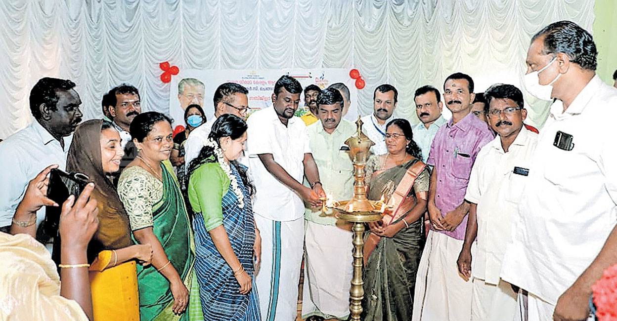 അറിവിന്റെ മധുരം നുകരാൻ ചിരിച്ചും കരഞ്ഞും കുരുന്നുകൾ | Kerala School ...