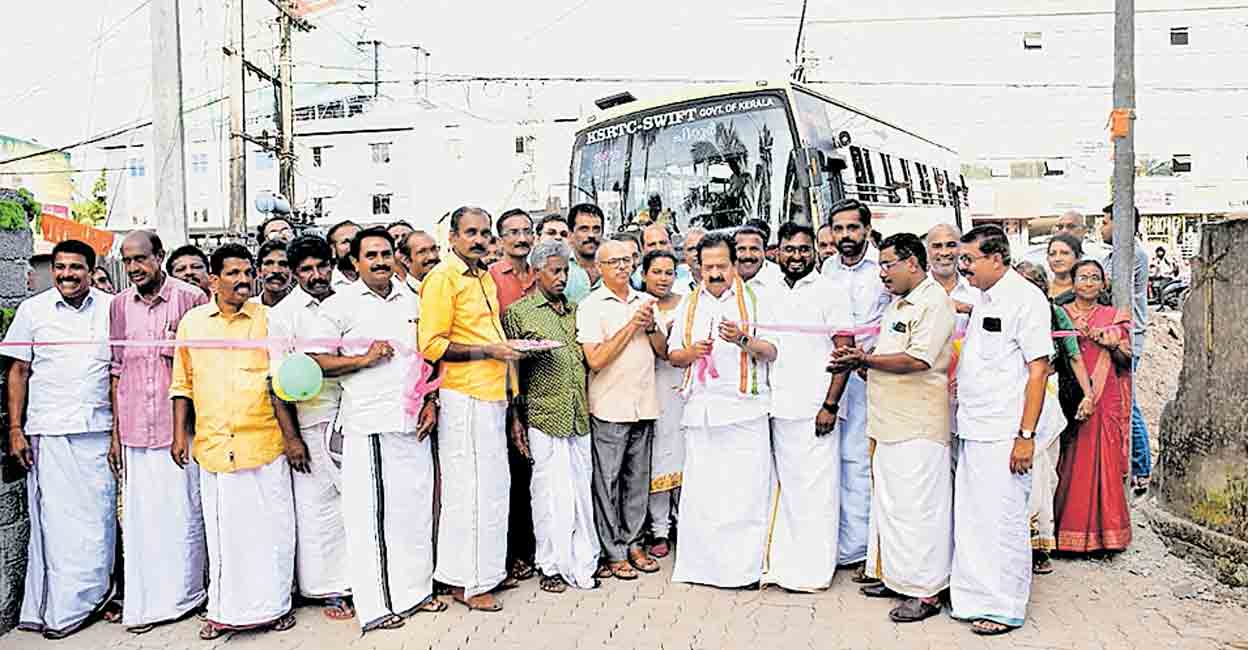 ഹരിപ്പാട് കെഎസ്ആർടിസി സ്റ്റാൻഡിൽ ബസ് കയറിത്തുടങ്ങി