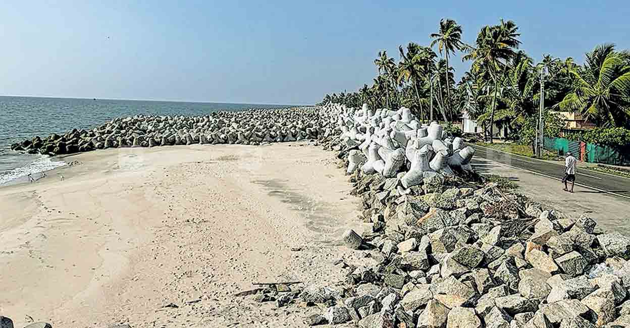 പുലിമുട്ടുകൾ വിജയം: ആറാട്ടുപുഴ ‘തീരം കണ്ടു’