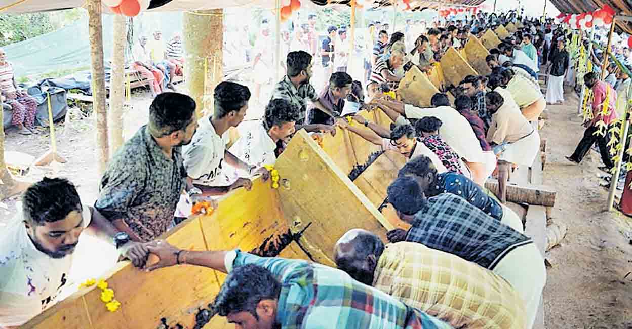 മേൽപാടം ചുണ്ടൻവള്ളത്തിന്റെ മലർത്തൽ കർമം നടന്നു
