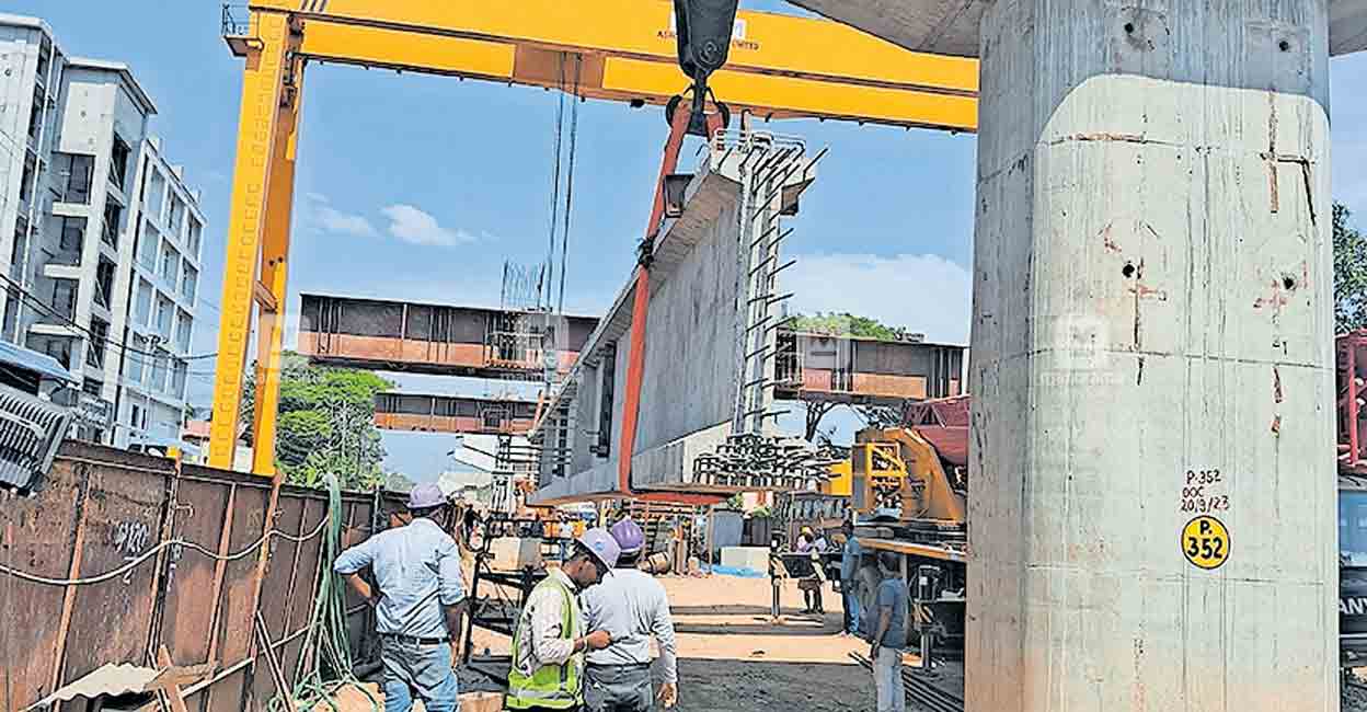 അരൂർ – തുറവൂർ ഉയരപ്പാത: കോൺക്രീറ്റ് ഗർഡർ സ്ഥാപിച്ചുതുടങ്ങി | Aroor ...