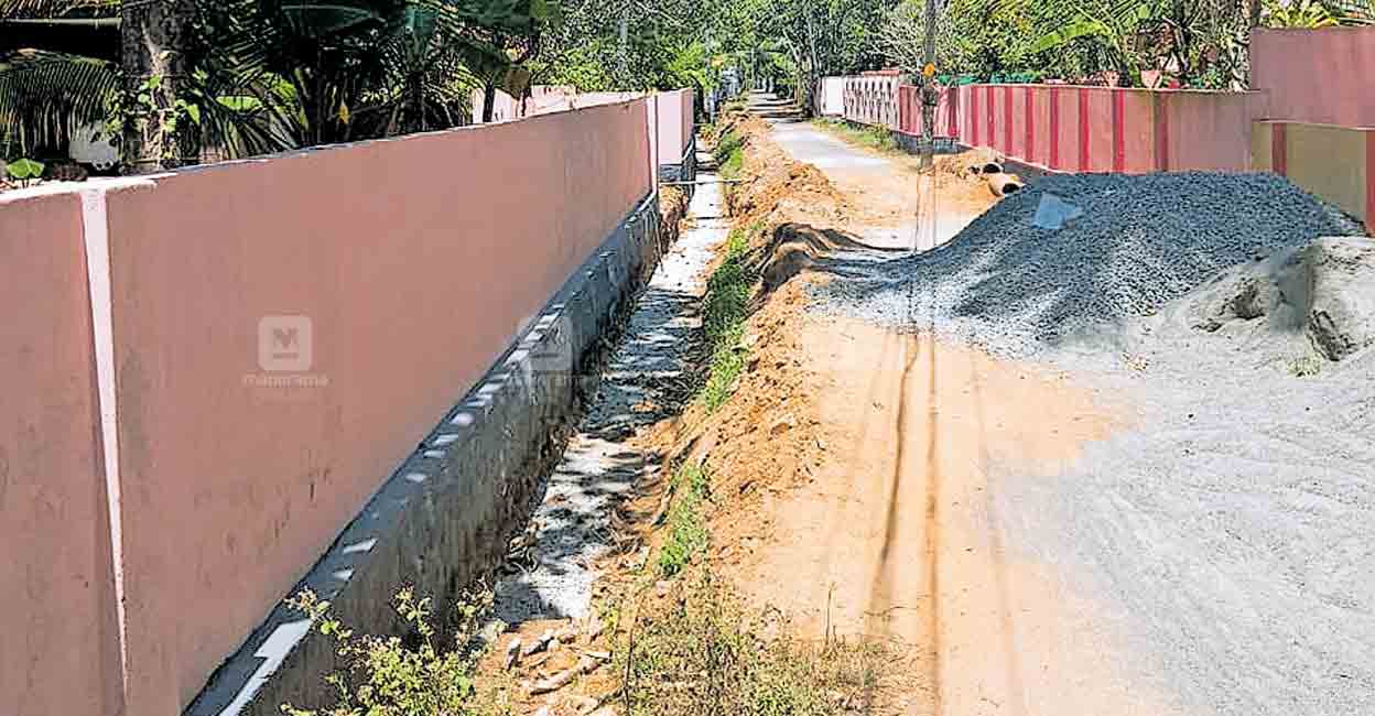 ഓടനിർമാണം നിലച്ചു; വീട്ടുകാർക്ക് റോഡിലേക്ക് ഇറങ്ങാനാവുന്നില്ല