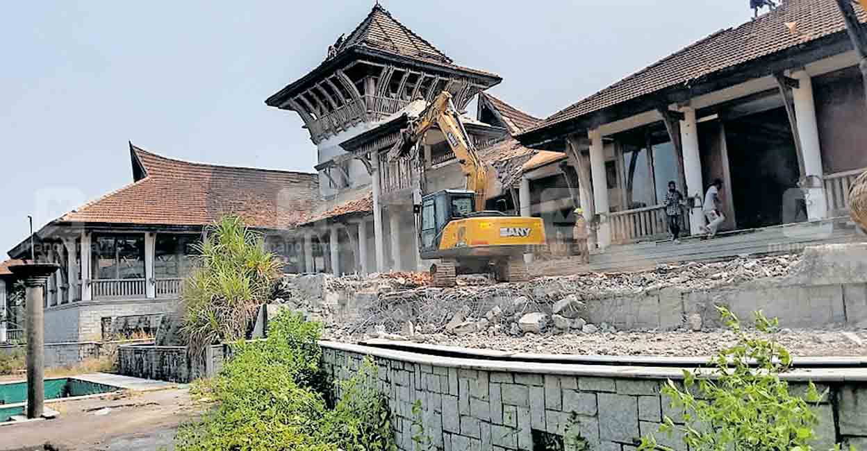 കാപികോ: പ്രധാന കെട്ടിടം പൊളിച്ചു തുടങ്ങി; 3500 ചതുരശ്ര അടിയോളമുള്ള ...