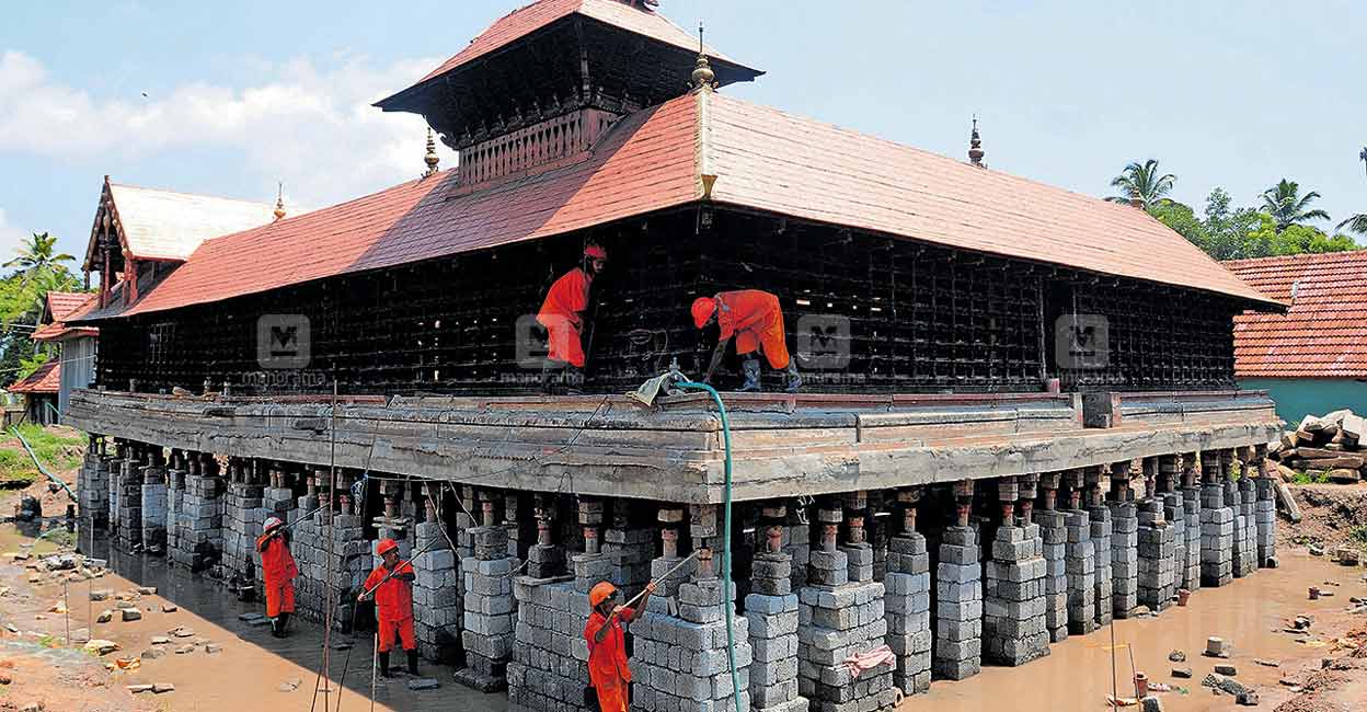 മങ്കൊമ്പ് ഭഗവതി ക്ഷേത്രം 6 അടി ഉയർത്തുന്നു; ഉപയോഗിക്കുന്നത് 400 ജാക്കിക ...