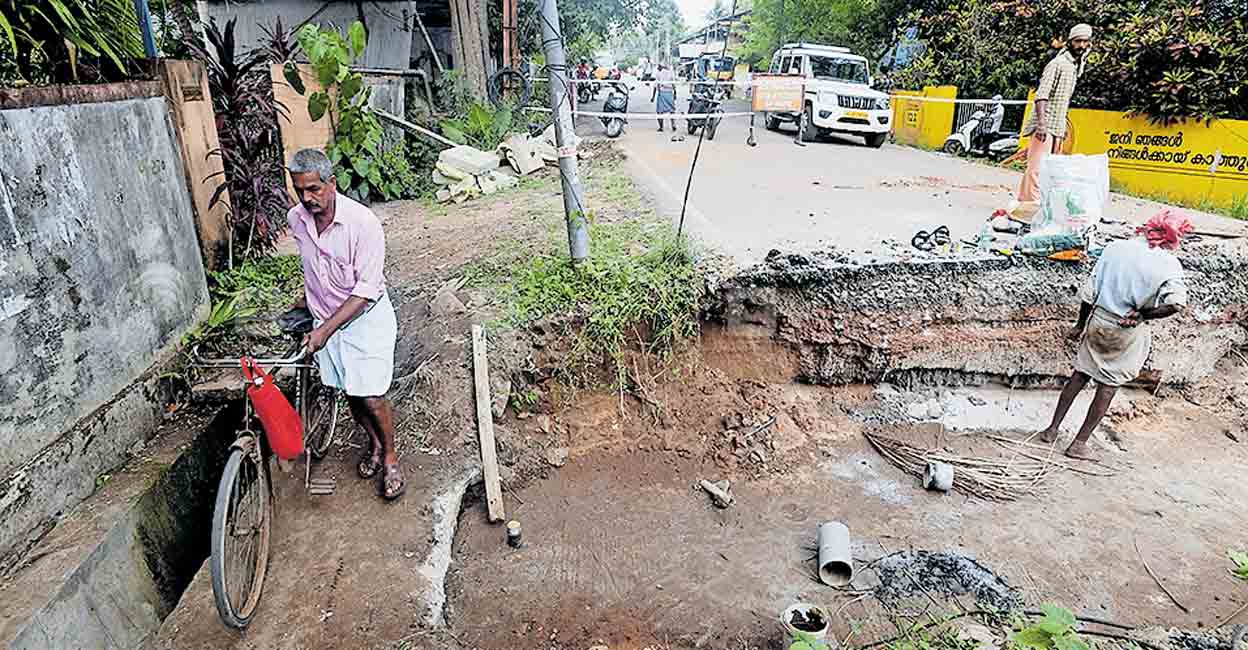 കൊമ്മാടിപാലം; വണ്ടിയോടാൻ ഒരു വഴിയുമില്ല