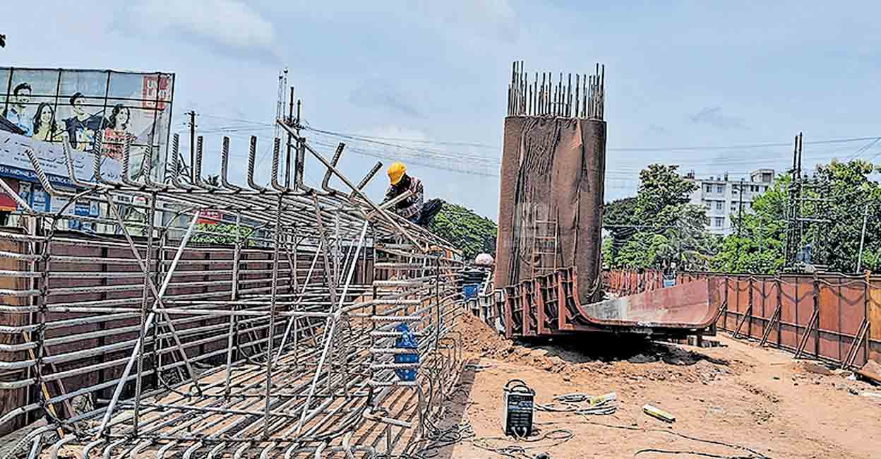 അരൂർ–തുറവൂർ ആകാശപ്പാത: തൂണുകളുടെ കോൺക്രീറ്റിങ് തുടങ്ങി | Aroor ...