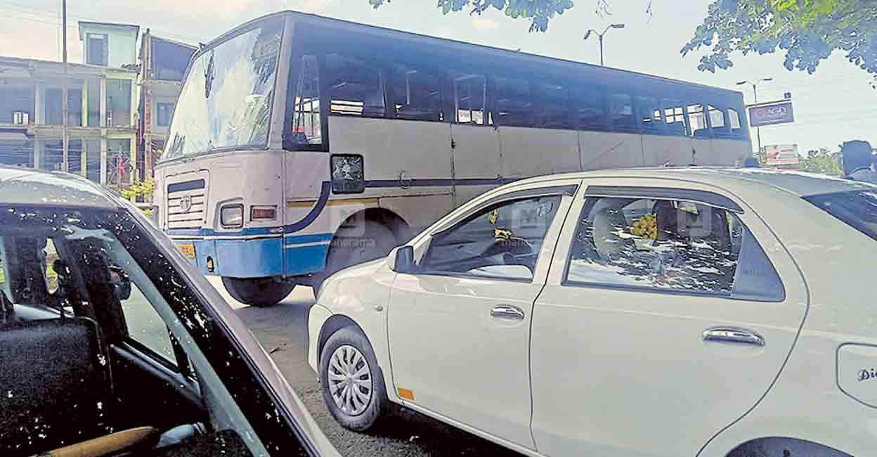 കെഎസ്ആർടിസി ബസ് സ്റ്റാൻഡ് ഉദ്ഘാടനം കഴിഞ്ഞ് മാസങ്ങൾ: ബസുകൾ പെരുവഴിയിൽതന്നെ