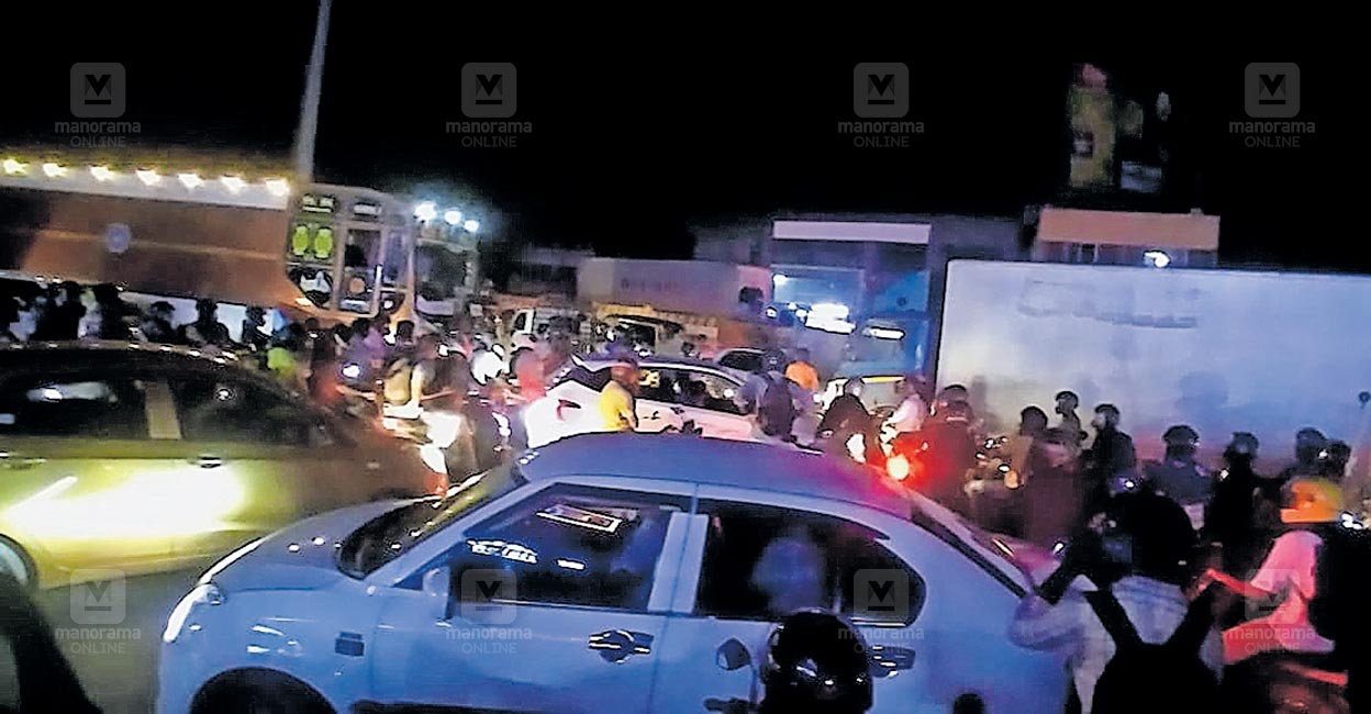 ഉയരപ്പാത നിർമാണം: അരൂരിൽ മണിക്കൂറുകൾ നീണ്ട ഗതാഗതക്കുരുക്ക് | National highway traffic jam ...