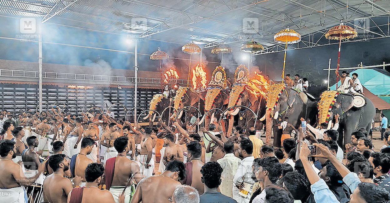 തുറവൂർ മഹാക്ഷേത്രത്തിലെ ദീപാവലി ഉത്സവം; മേളപ്രേമികൾക്ക് ആവേശം പകർന്ന് ...