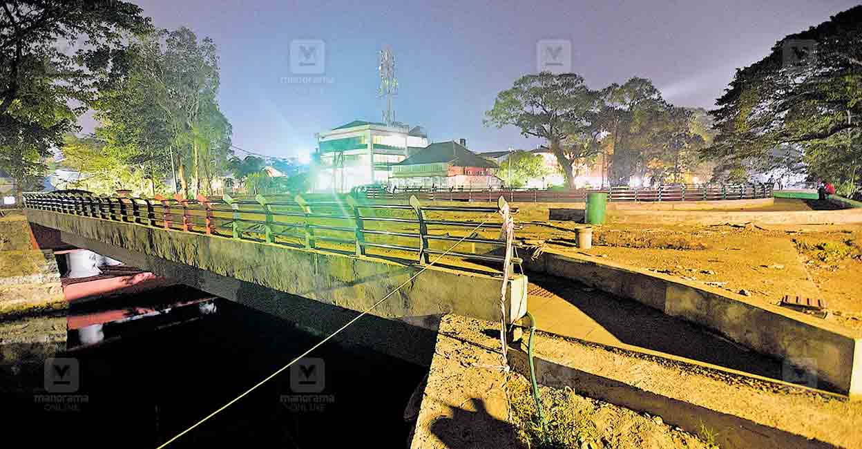 തുറക്കാറായി ആലപ്പുഴ നഗരത്തിന്റെ നാൽപാലം; മുപ്പാലം പൊളിച്ചു പണിയുന്ന ...
