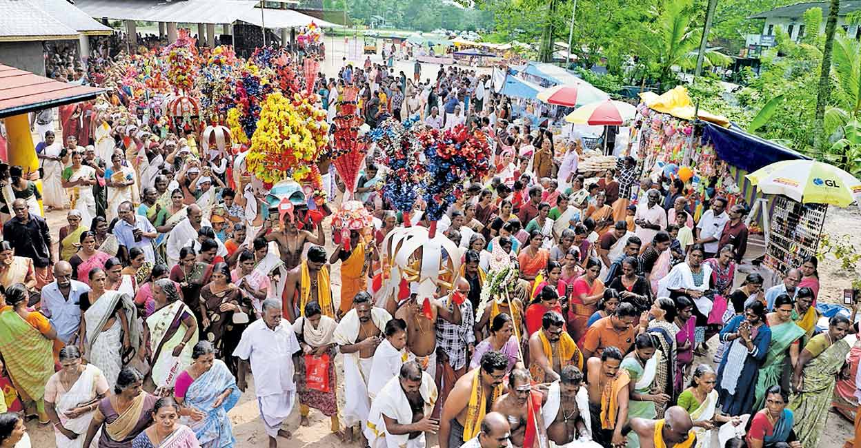ആയിരങ്ങൾക്ക് ദർശനപുണ്യ‌ം: ചെറുവാരണം ശ്രീനാരായണപുരം ക്ഷേത്രത്തിൽ കാവടി ...