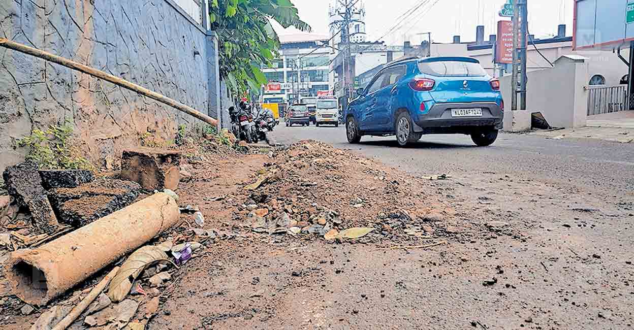 കല്ലിശേരി–ഓതറ റോഡ്: പൈപ്പ് പൊട്ടൽ പതിവ്; ദുരിതയാത്ര | Kallissery-Othera ...