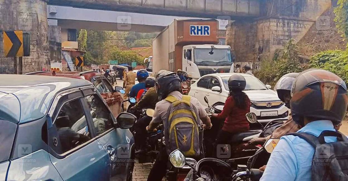 ചെങ്ങന്നൂരിൽ പുത്തൻ വീട്ടിൽപ്പടിയിലെ അടിപ്പാതയിൽ കണ്ടെയ്നർ ലോറി കുടുങ്ങി; ഗതാഗതം തടസപ്പെട്ടു ...