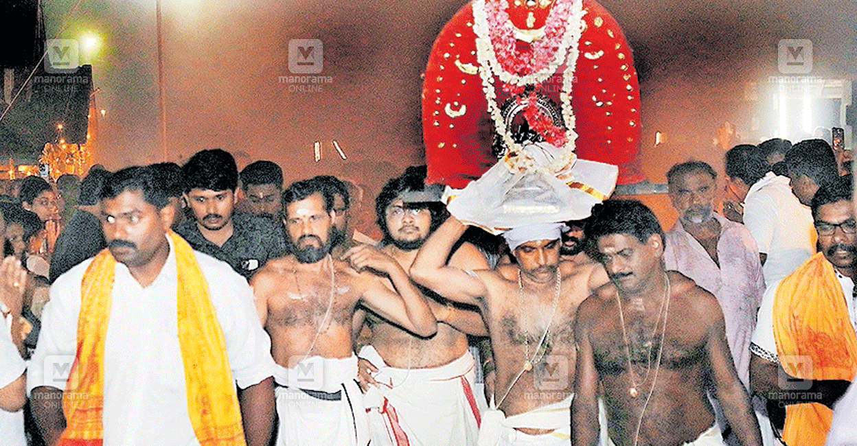 മാന്നാർ തൃക്കുരട്ടി മഹാദേവർ ക്ഷേത്രത്തിലെ പടിഞ്ഞാറെ നട തുറന്നു